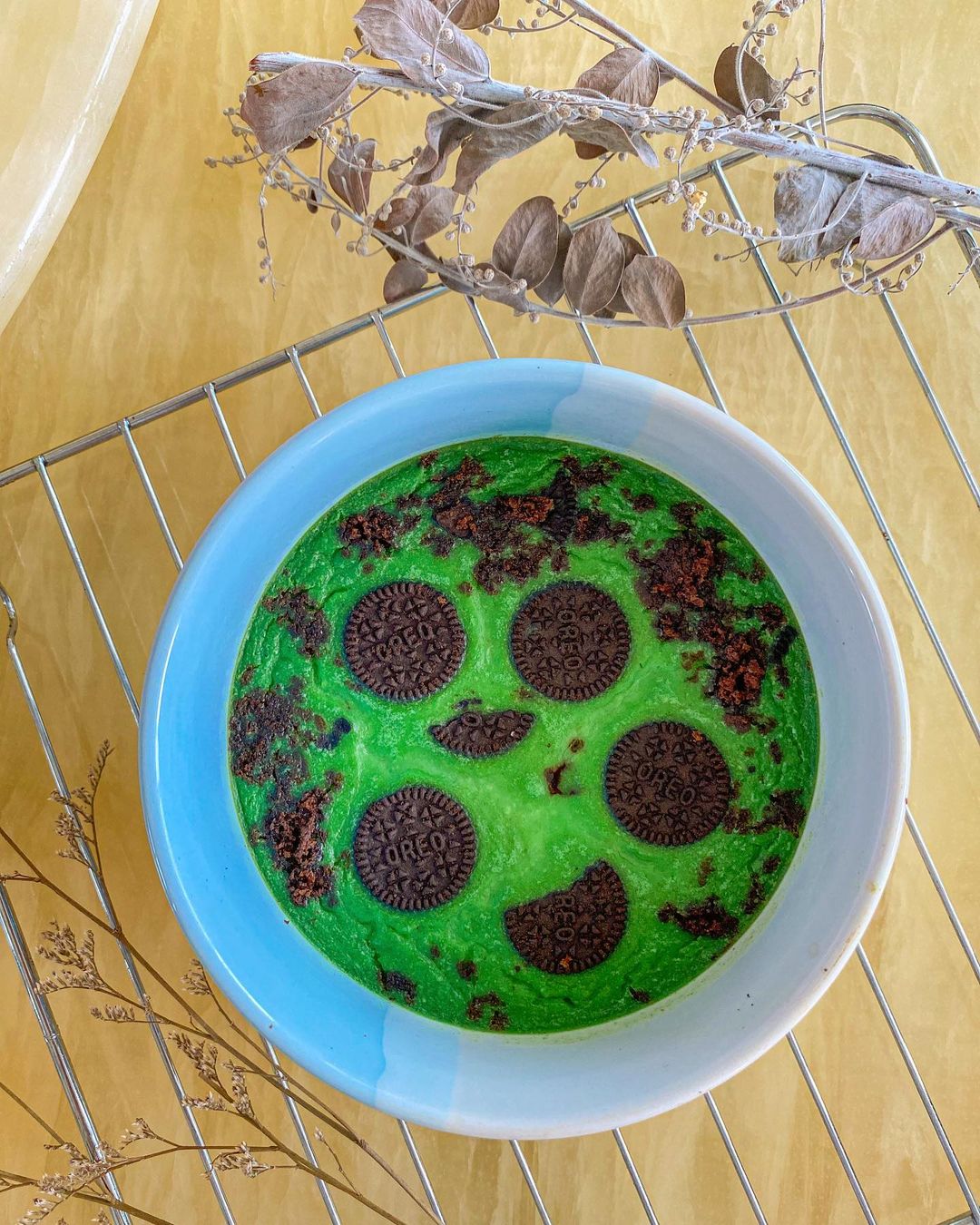 Pandan Oreo Baked Oats Recipe from @wigglebagel - Fooooods.com