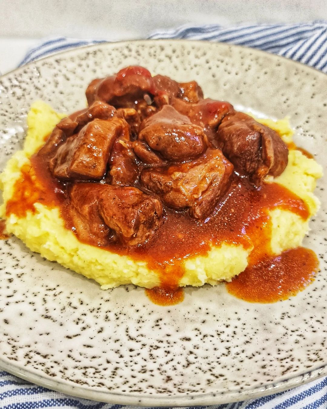 Slow Cook Beef Recipe from @insidereereeskitchen - Fooooods.com