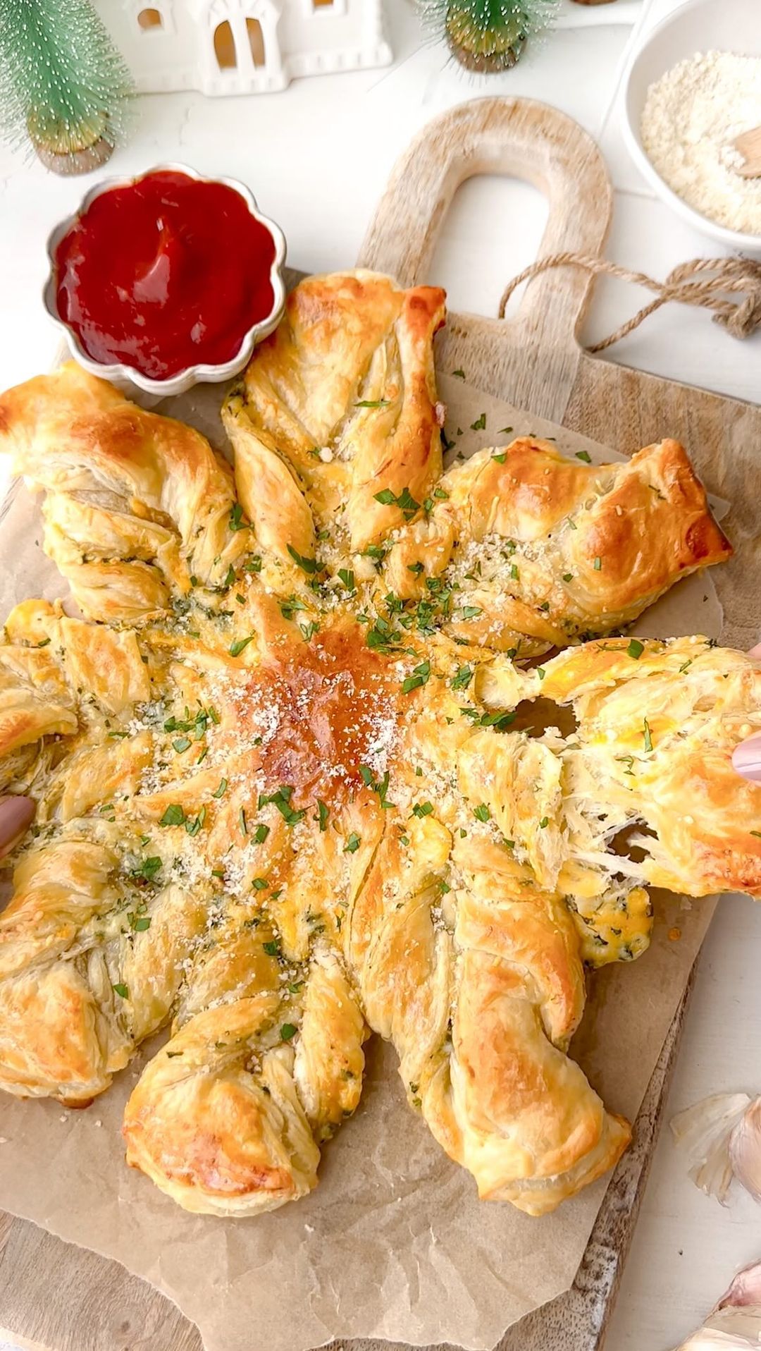 Savory Garlic Cheese Snowflake Recipe from @kristelskitchenblog ...