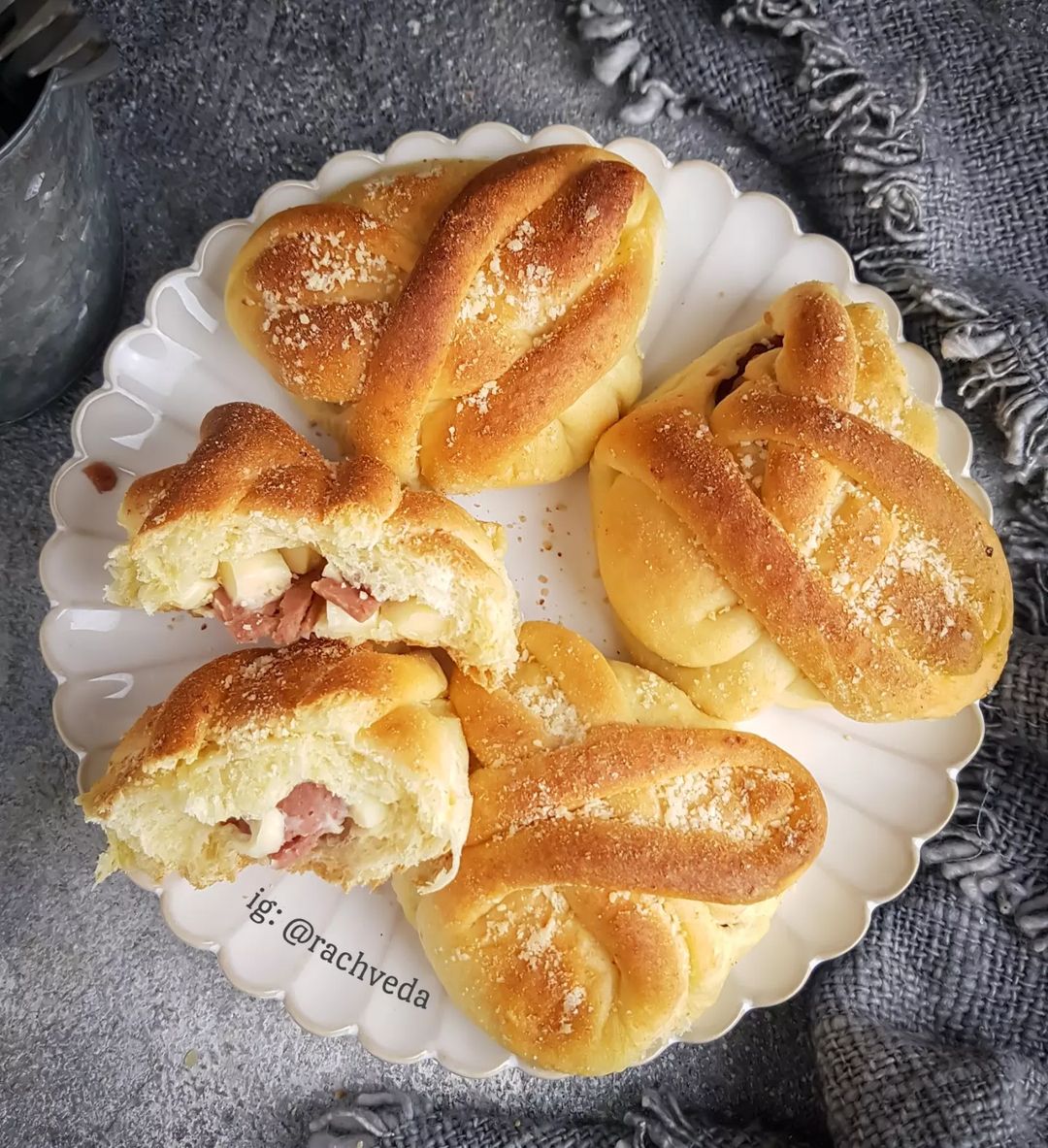 Resep Roti Isi Smoke Beef Keju dari @rachveda