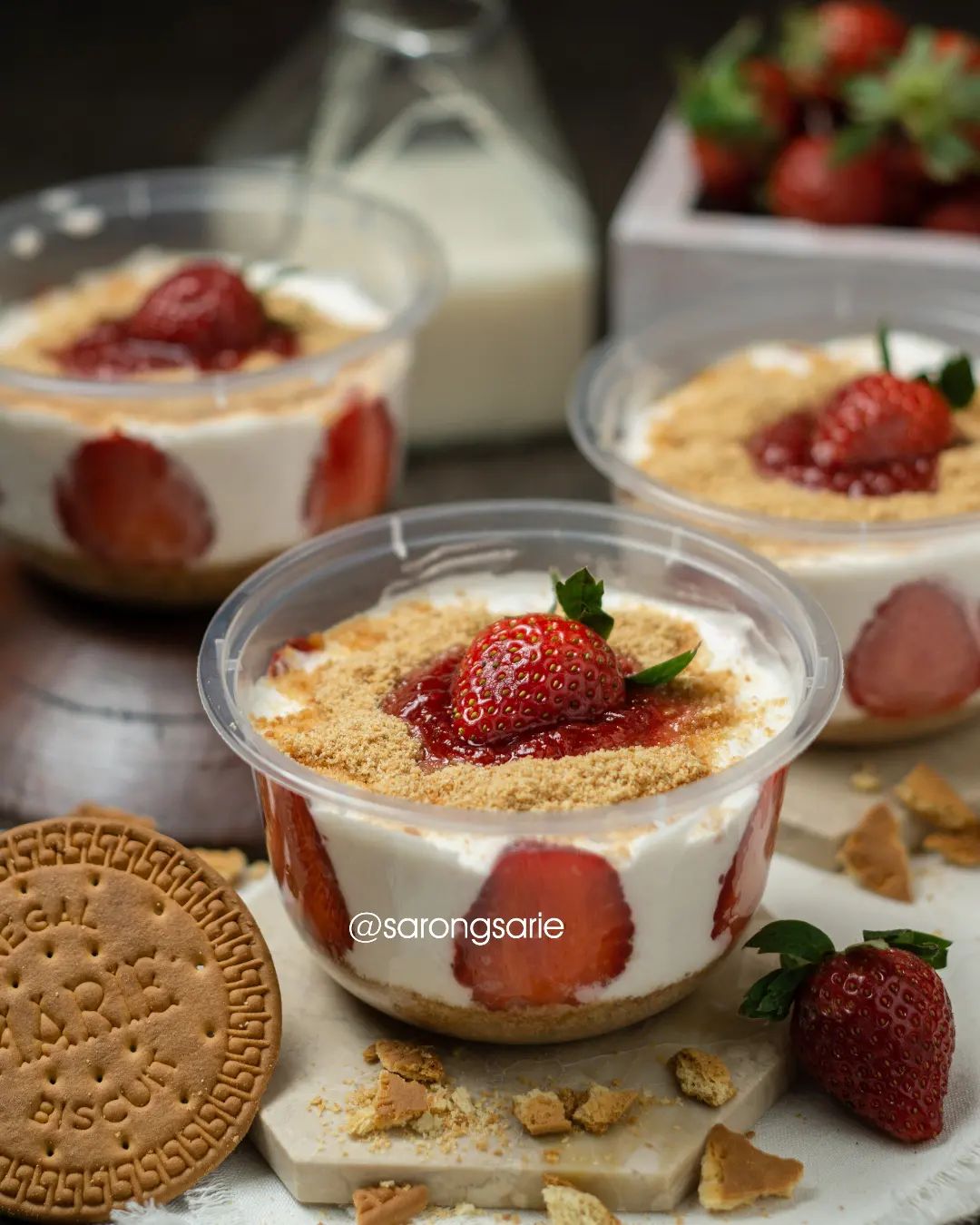 Resep Strawberry Dessert Cup dari @sarongsarie